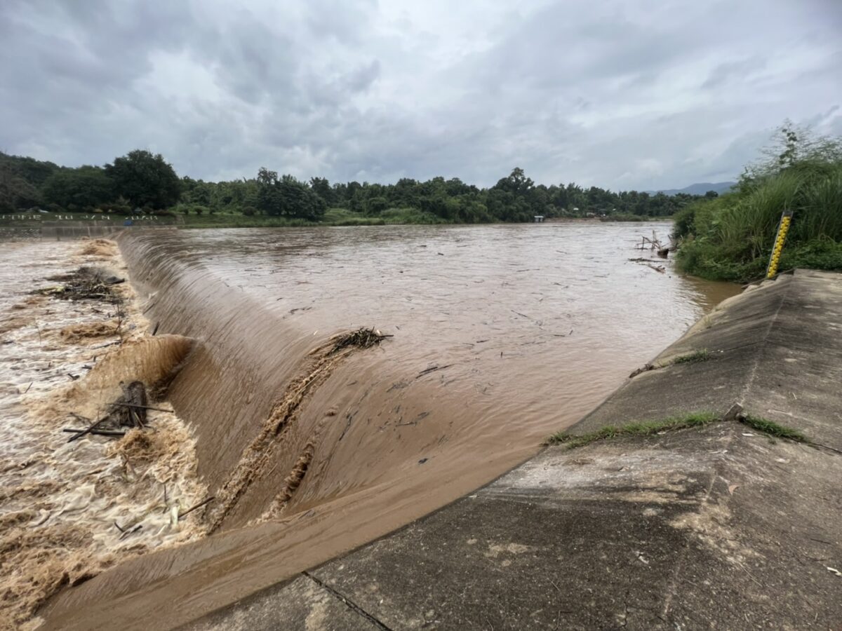 (มีคลิป) แจ้งเตือน ปชช.ท้ายน้ำแม่ยวม เฝ้าระวังระดับน้ำล้นตลิ่ง