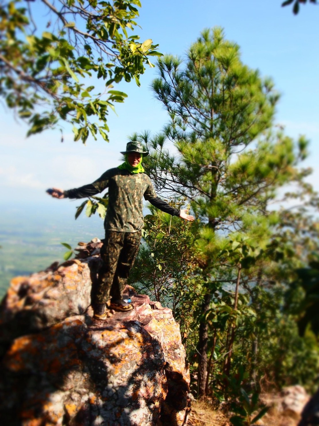 ผู้พิชิต!!นายอำเภอบ้านโฮ่งนำทีมเดินสำรวจบนดอยกาน - Chiang Mai News